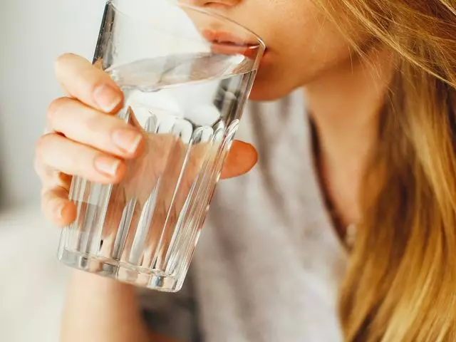 Ինչպես ջուր խմել օրվա ընթացքում նիհարելու համար