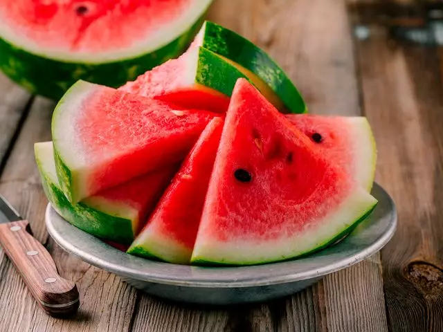 8 användbara egenskaper hos vattenmelon / Hur hjälper det och vilka sjukdomar skyddar det mot?