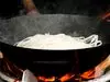 Πώς και τι να μαγειρέψετε σε ένα ασιατικό γουόκ / Συμβουλές για την επιλογή και κανόνες χρήσης - ένα άρθρο από την ενότητα 