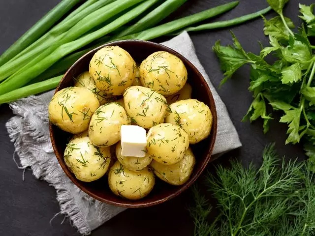 Jak jeść ziemniaki bez szkody dla zdrowia i sylwetki / Co jest przydatne w bulwie - artykuł z nagłówka „Jedzenie i waga” na stronie