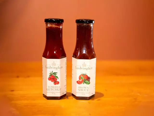 De keninginne fan Grut-Brittanje is dwaande mei de produksje fan ketchup - nijs út 'e kop "Iten en ferdivedaasje"