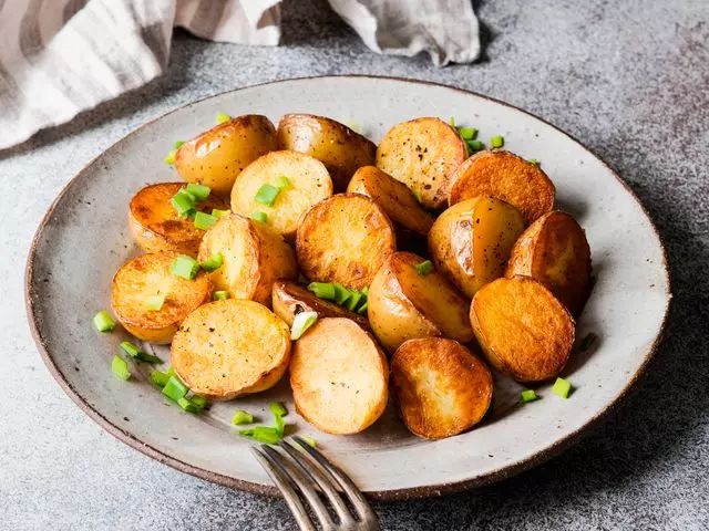 8 דרכים לאפות תפוחי אדמה / אם נמאס לכם מפירה ותפוחי אדמה מבושלים - כתבה ממדור "איך לבשל" באתר