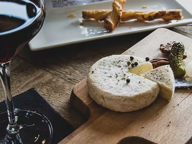 Cómo combinar queso con vino / Consejos de sommelier: un artículo de la sección "Qué comer" en el sitio
