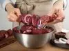 Як правильно обробити м'ясо для шашлику / І чому його потрібно різати вздовж волокон
