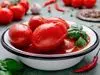 Si të gatuani domate në lëngun tuaj në shtëpi / Këshilla dhe receta të provuara