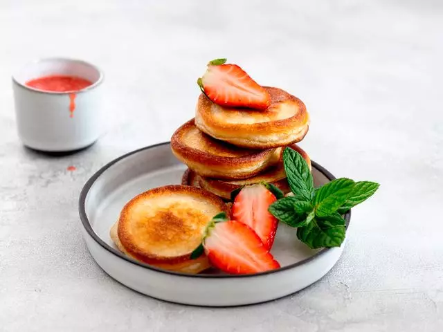 타지 않고 굽지 않도록 케 피어에 팬케이크를 요리하는 방법 / 맛있는 아침 식사를위한 요리법 - 사이트의 "요리 방법"섹션의 기사