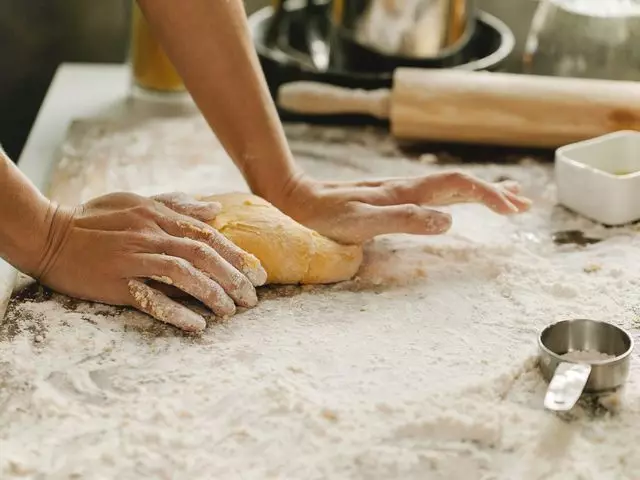 ताकि आटा हात र तालिकामा टाँस्दैन / नौसिखिया कुकहरूको लागि 5 सुझावहरू - साइटमा "कसरी पकाउने" खण्डबाट एउटा लेख।