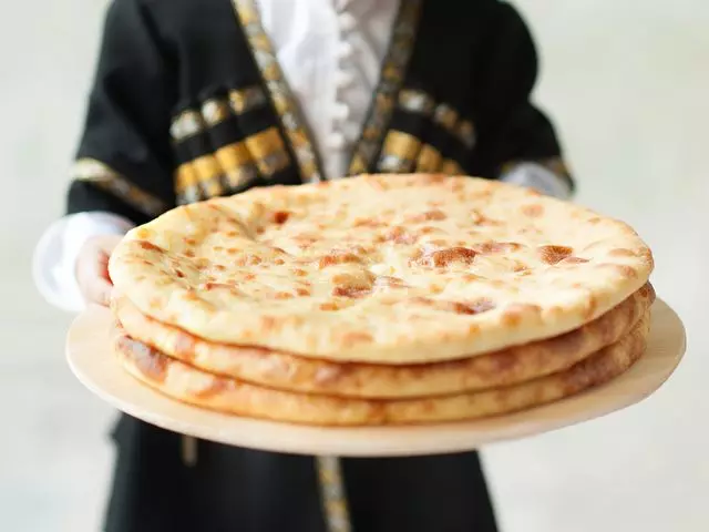 Ossetian pies በቤት ውስጥ እንዴት ማብሰል እንደሚቻል / ምክሮች እና የምግብ አዘገጃጀት መመሪያዎች - በጣቢያው ላይ ካለው "ምን እንደሚበሉ" ክፍል የመጣ ጽሑፍ