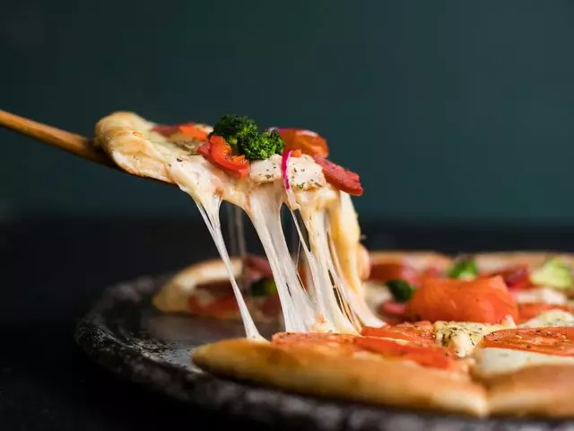 Hokker tsiis te kiezen foar pizza / En hoe't jo it korrekt tafoegje - in artikel út 'e seksje "Wat te iten" op' e side