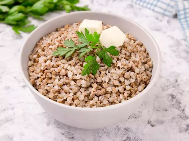 How to cook crumbly buckwheat porridge / Simple instructions and recipes - an article from the "What to feed" section on the site