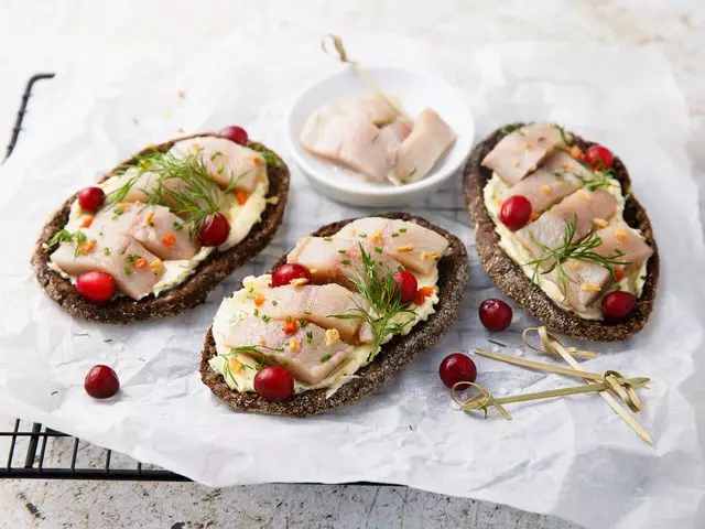 新年餐桌上最好的鲱鱼小吃 / 原始而简单的食谱 - 来自网站“吃什么”部分的文章