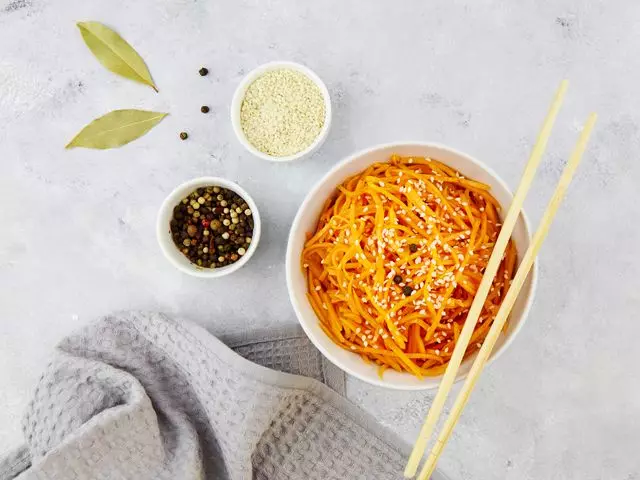 如何用韩语切胡萝卜做沙拉 / 如果没有特殊的刨丝器，方法很简单 - 来自网站“如何烹饪”部分的文章