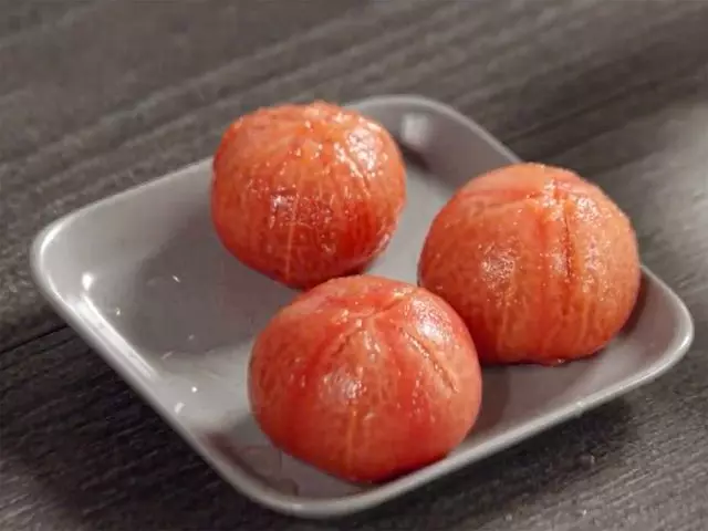 トマトの皮をむく方法