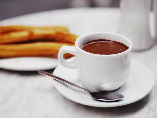如何喝热巧克力 / 为什么他们会提供水和茶匙 - 来自网站“喂什么”部分的文章
