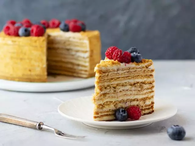 최고의 꿀 케이크 레시피 3가지 / 삶은 연유와 다양한 크림 사용 - 사이트의 "무엇을 먹을까" 섹션의 기사