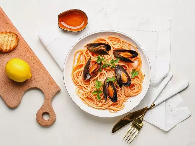 سمندری غذا کے ساتھ پاستا کیسے پکائیں / اطالوی طرز کے فیملی ڈنر کی ترکیب - سائٹ کے "کیسے پکائیں" سیکشن سے مضمون