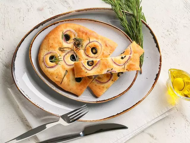 पारंपरिक इतालवी फ़ोकैसिया कैसे पकाने के लिए / लोकप्रिय फ्लैटब्रेड के रहस्य और व्यंजनों - साइट पर "कैसे पकाने के लिए" अनुभाग से एक लेख
