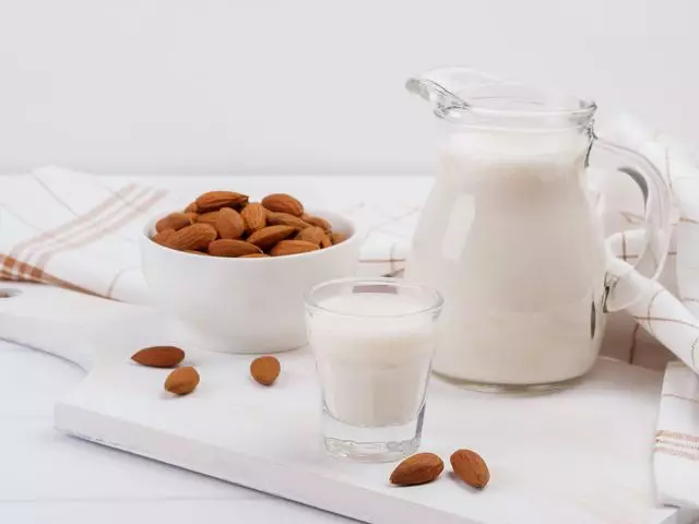 Lo que necesita saber sobre la leche de almendras / Beneficios, daños y reglas de uso: artículo de la sección "Qué comer" en el sitio