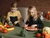الأطفال في المطبخ / ما هي الأطباق التي يمكن لطفل يبلغ من العمر 10 أعوام طهيه