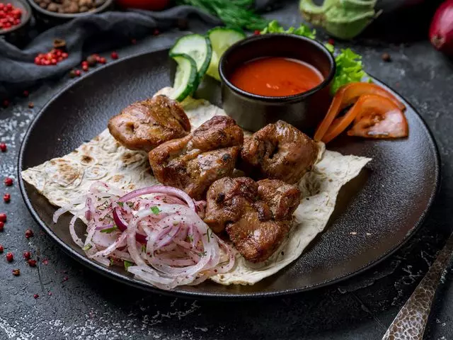 मांस कबाब की 10 रेसिपी / हम ग्रिल पर भूनते हैं और ओवन में पकाते हैं - "क्या खाएं" खंड से एक लेख