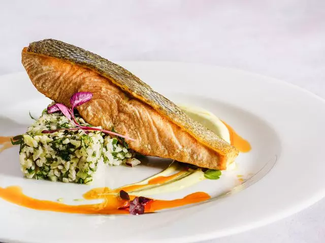 วิธีทำสเต็กปลาแซลมอนแสนอร่อย / สามตัวเลือกที่ประสบความสำเร็จ - บทความจากส่วน "กินอะไรดี" บนเว็บไซต์