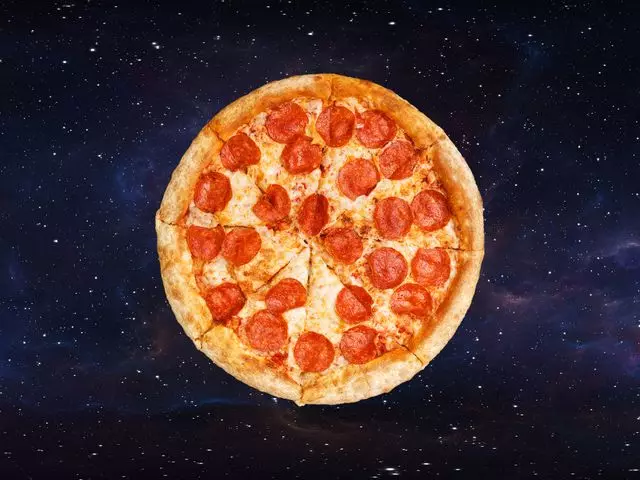 Den første pizzalevering til rumstationen / Dagens fakta - en artikel fra afsnittet "Mad væk fra hjemmet".