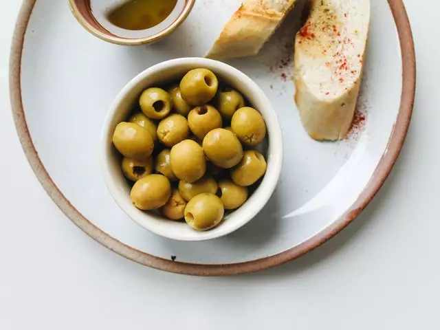 Olives ໃນການປຸງແຕ່ງອາຫານ / ວິທີການເລືອກແລະສິ່ງທີ່ຈະແຕ່ງກິນຈາກເຂົາເຈົ້າ - ບົດຄວາມຈາກພາກ "ກິນຫຍັງ" ຢູ່ໃນເວັບໄຊ