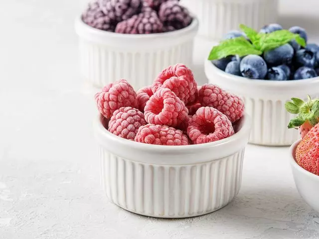 Raspberries እንዴት እንደሚቀዘቅዝ / ለክረምት እራስዎን በቪታሚኖች ለማቅረብ 3 መንገዶች - በጣቢያው ላይ ካለው "እንዴት እንደሚቀዘቅዝ" ክፍል የተገኘ ጽሑፍ