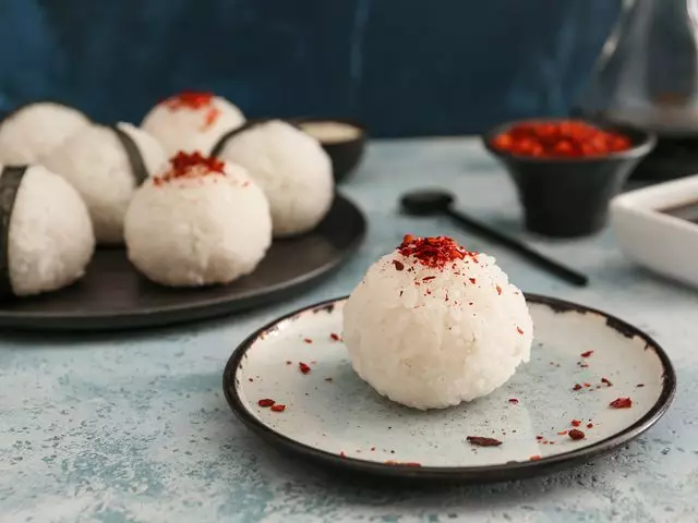 Hur man gör onigiri / Och varför alla älskar risbollar - en artikel från avsnittet "Vad man ska äta" på webbplatsen
