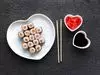 Sushi and rolls for February 14 / Sida guriga loogu kariyo suxuunta Asia ee caanka ah
