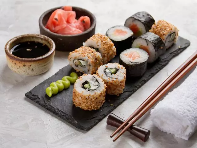 Cara mangan sushi lan gulungan / Apa sampeyan butuh sumpit, jahe lan kecap - artikel saka bagean "Apa sing kudu dipangan" ing situs kasebut