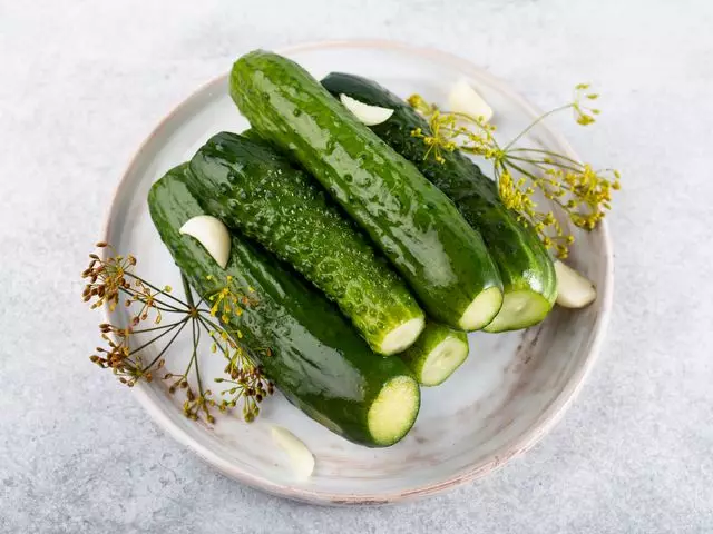 4 бързи рецепти за леко осолени краставици в плик / Как да приготвим вкусна и здравословна закуска за минути