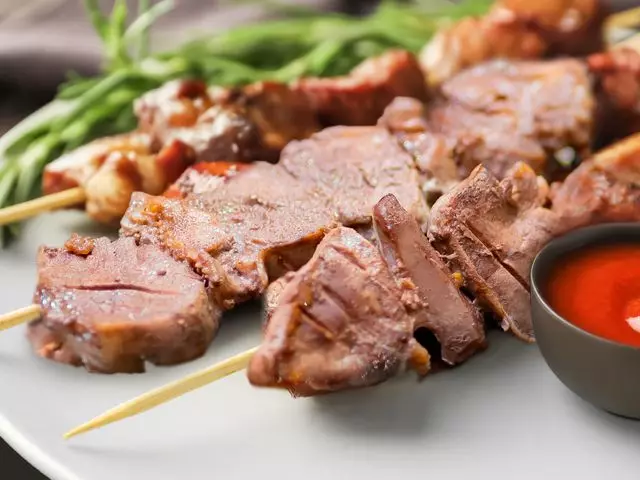 쇠고기 혀 바베큐 요리 방법 / 무엇과 함께 제공할지 - 사이트의 "무엇을 먹을까"섹션의 기사