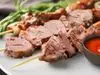 گائے کے گوشت کی زبان کا باربی کیو کیسے پکائیں / اور اسے کس چیز کے ساتھ پیش کیا جائے۔