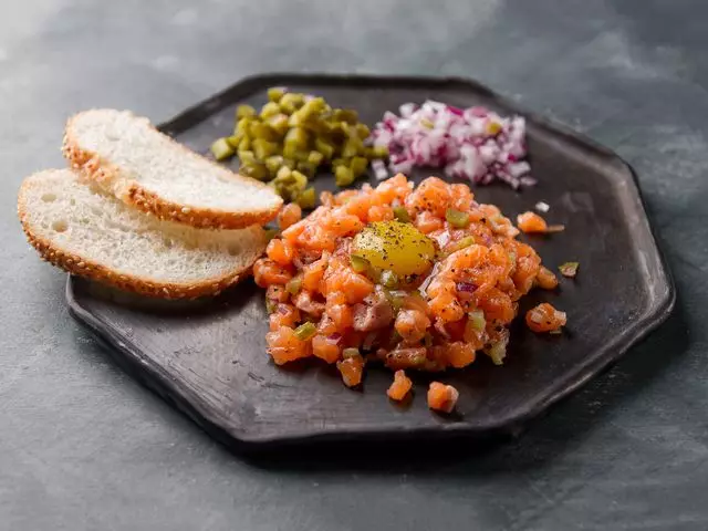 Salmon tartare / Resep sareng subtleties masak - artikel tina bagian "Kumaha masak" dina situs.