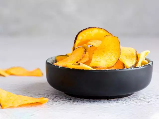 Jak zrobić chipsy ziemniaczane w domu / Proste sposoby na popularną przekąskę - artykuł z sekcji „Jak gotować” na stronie
