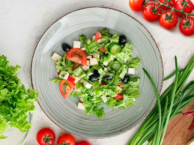 วิธีทำสลัดกรีก / สูตรอาหารที่คัดสรรสำหรับอาหารว่างที่ง่ายและดีต่อสุขภาพ - บทความจากส่วน "กินอะไรดี" บนเว็บไซต์