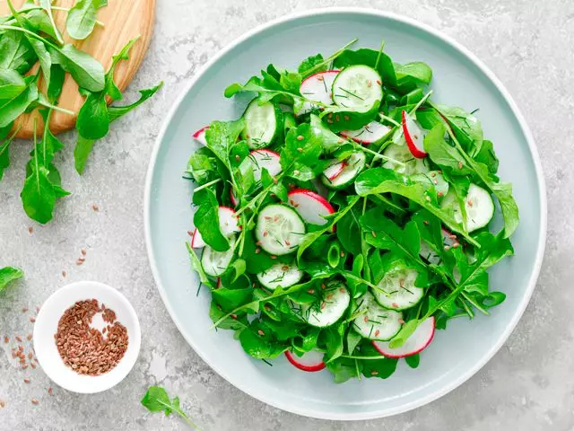 15 receptoj por malpezaj printempaj salatoj