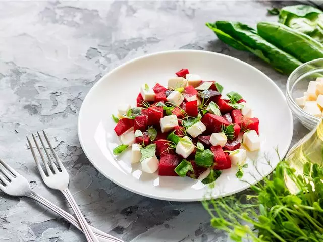 10 printempaj salatoj kun fromaĝo / Plej bonaj receptoj - artikolo de la sekcio "Kion manĝi" en la retejo