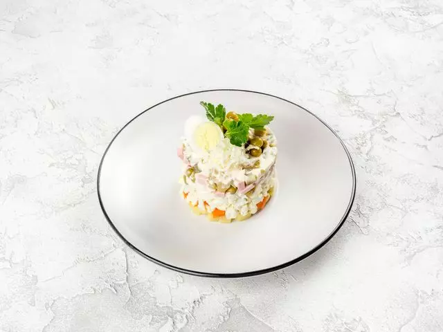 お祝いのテーブルにオリヴィエを飾る方法/お気に入りのサラダの新しい画像-サイトの「何を食べるか」セクションの記事