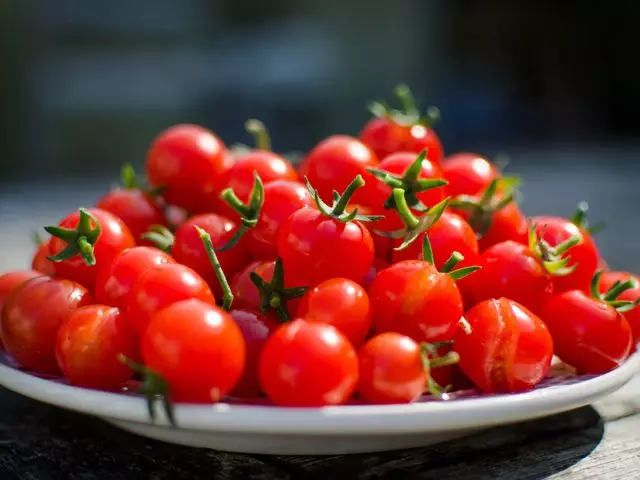 Hoe kinne jo in tomaat skilje / 7 bewezen manieren - in artikel út 'e seksje "Wat te iten" op' e side