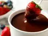 Comment faire des fraises enrobées de chocolat à la maison / Trucs et recettes