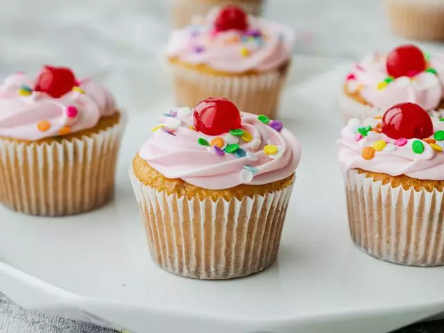 5 pinakamahusay na cupcake para sa iyong minamahal / Mula sa klasikong strawberry hanggang sa hindi pangkaraniwang saging - isang artikulo mula sa seksyong "Paano magluto" sa site