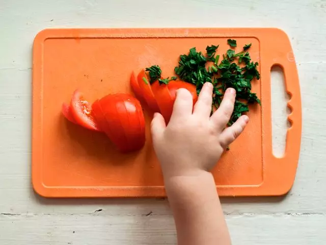 Amming og komplementær mat: hva og hvordan å mate en baby ved 8-9 måneder / Veiledning for foreldre - en artikkel fra delen "Hvordan mate" på nettstedet