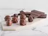 Как да си направим шоколадови бонбони за Нова година / Важни условия и прости рецепти