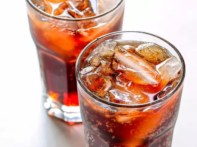 Кока-кола: смачні ліки чи небезпечний напій / Користь та шкода популярного газування – стаття з рубрики "Здорова їжа" на сайт