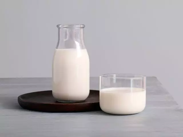 황갈색이 유용한 이유 / 집에서 신 우유 음료를 만드는 방법-사이트에 대한 "이점 또는 해로움"섹션의 기사
