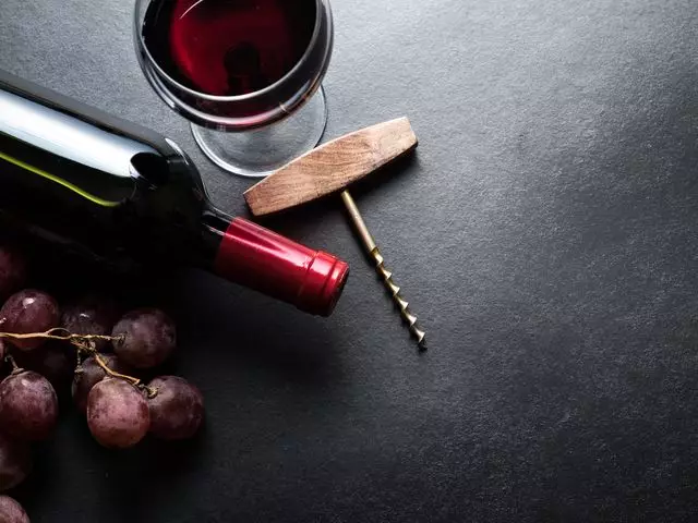 Etiqueta del vino / Cómo abrir una botella, llenar y sostener una copa: un artículo de la sección "Cómo relajarse" en el sitio