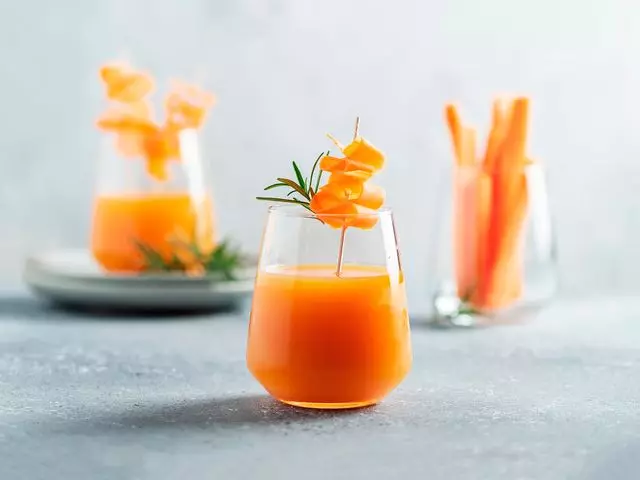 गाजर के रस के फायदे और नुकसान / आप इसे कैसे, कितना और किसके लिए पी सकते हैं - साइट पर "लाभ या हानि" खंड से एक लेख