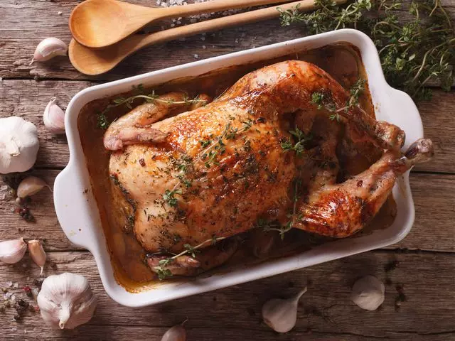 Como assar um frango inteiro no forno / Segredos de donas de casa experientes - um artigo da seção "Como cozinhar" no site